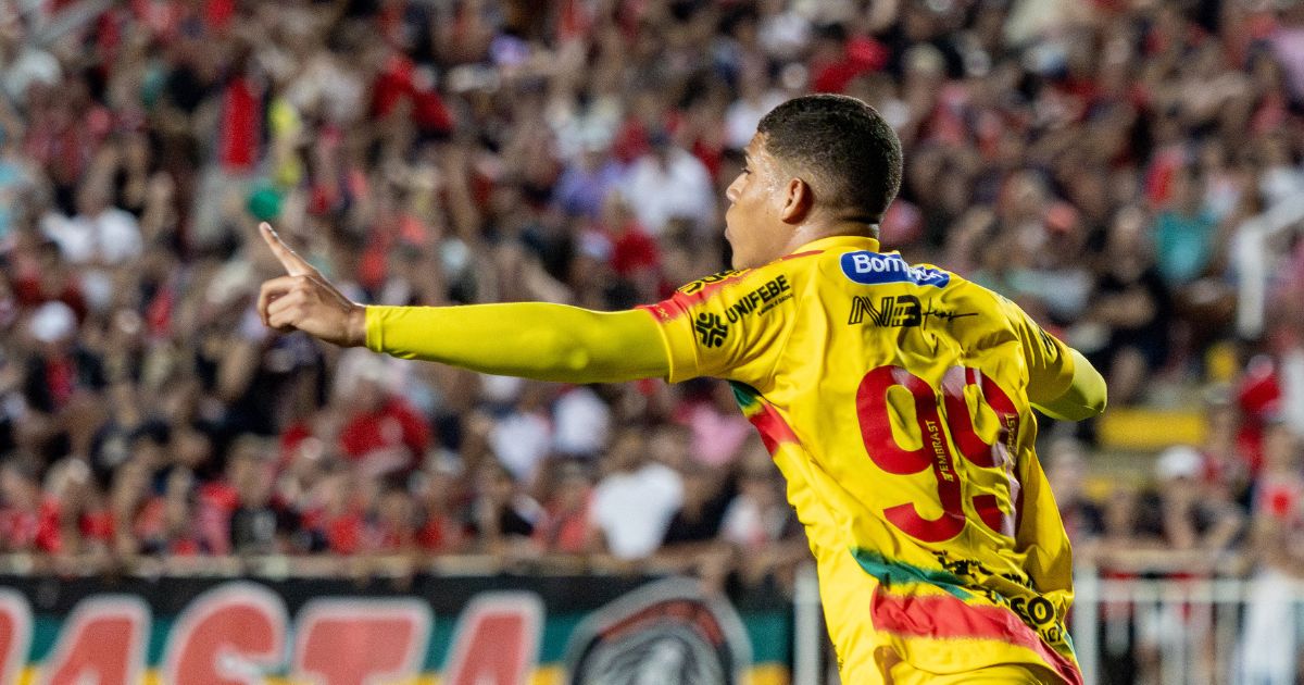 Robson Luiz celebra primeiro gol, mas lamenta: "queríamos ganhar"